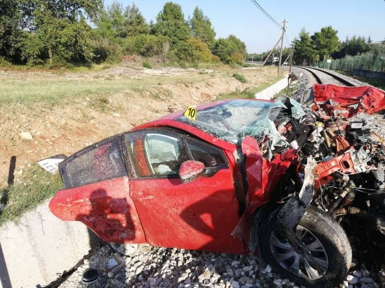 Jutarnji list - STRAVIČNA NESREĆA NA PRUŽNOM PRIJELAZU BEZ RAMPE Vlak vukao auto 30 metara ...